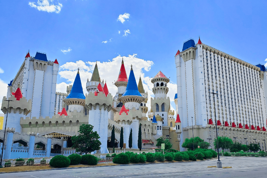 9 Best Las Vegas Dinner Shows That Will Blow Your Mind